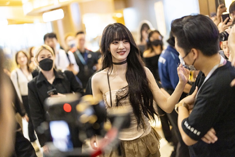 Fans wait 7 hours in the rain for (G)I-dle’s Minnie at Chagee VivoCity opening | Nestia