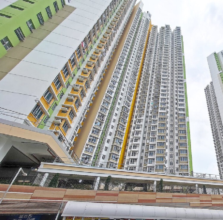 皇后山邨铁闸疑有「踩缐」记号 街坊面青：我家都有个「C」字｜Juicy叮 | Nestia