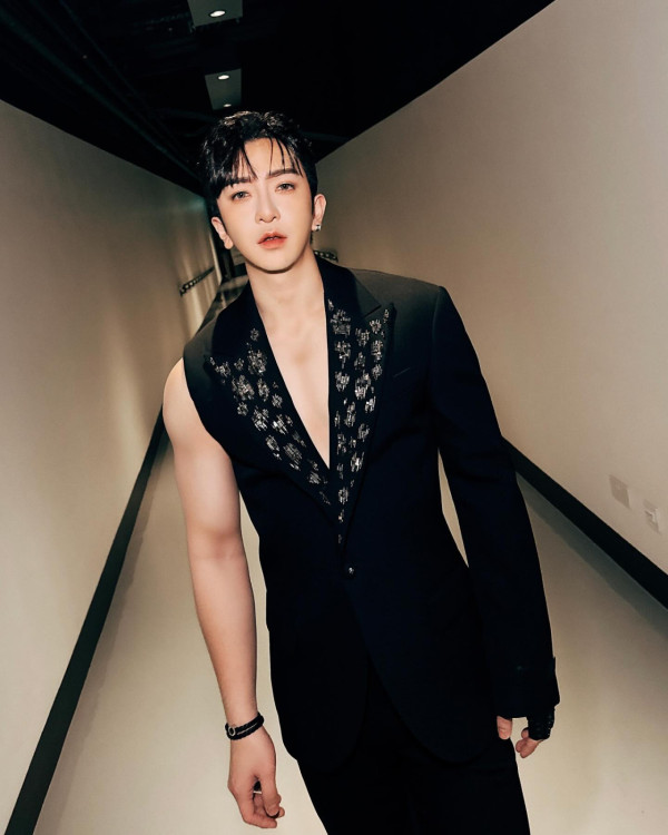 Anson Lo飞越南拍MV大晒光管脚 神徒大赞双腿白滑劲诱惑 | Nestia