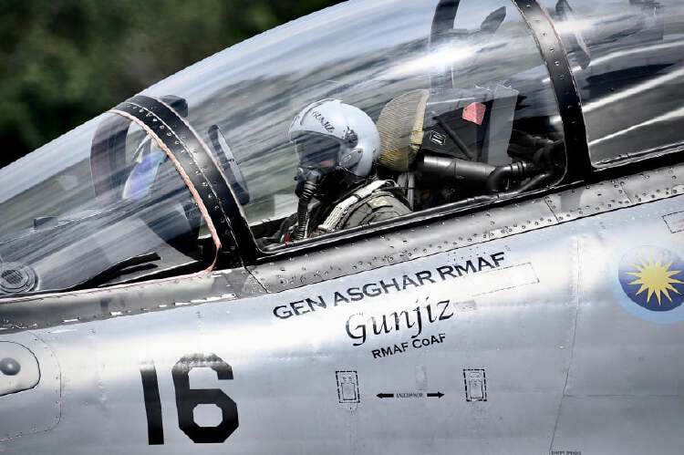 RMAF chief pilots Sukhoi jet on 'interception mission' | Nestia