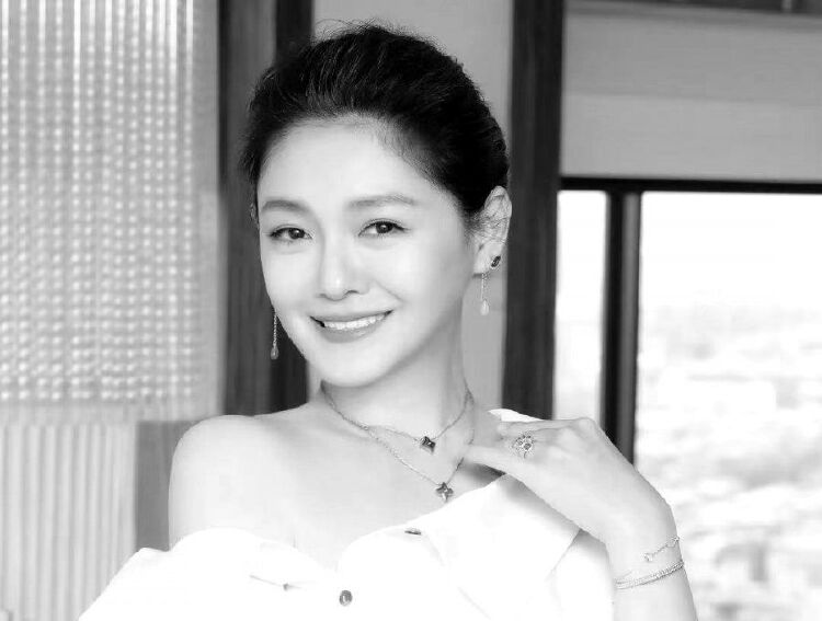 【大S骤逝】大S过年前聚餐灿笑照罕曝光 头上发饰引鼻酸 | Nestia