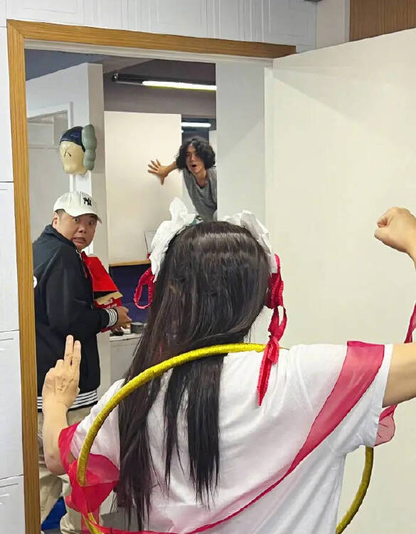 周星驰cos哪咤背影照曝光！连说10次“我要看哪咤2” | Nestia