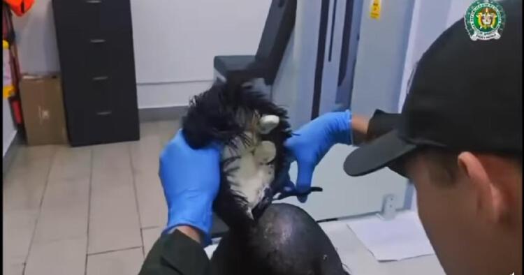 【视频】男子机场安检行为可疑 警揭假发下藏大量毒品 | Nestia