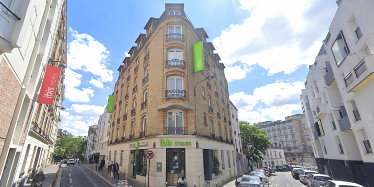 18-Year-old tourist throws newborn baby from Paris hotel window, with ...