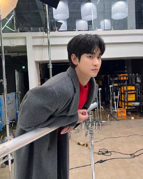 Kim Soo-hyun kissing photo goes viral after he denies romance with the late Kim Sae-ron | Nestia