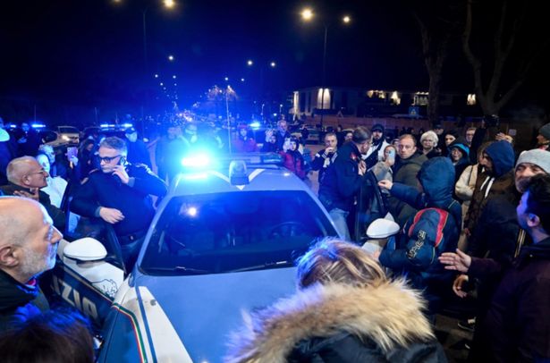 Naples earthquake horror as tourist hotspot rocked by 'largest tremor ...