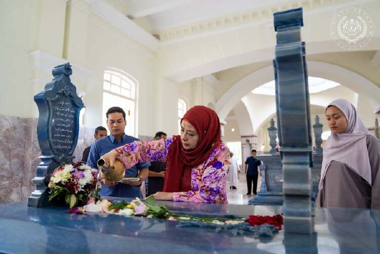 Queen pays respects at Bukit Mahmoodiah Royal Mausoleum | Nestia