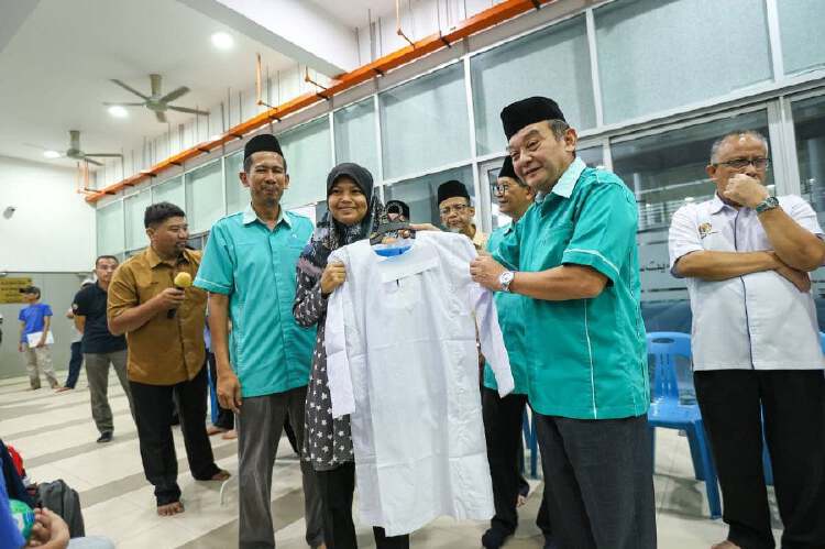 Yayasan Islam Dahrul Ehsan helps students affected by Putra Heights ...