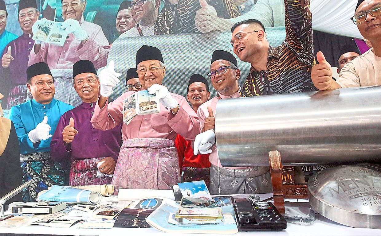 Dr M opens time capsule planted 28 years ago | Nestia
