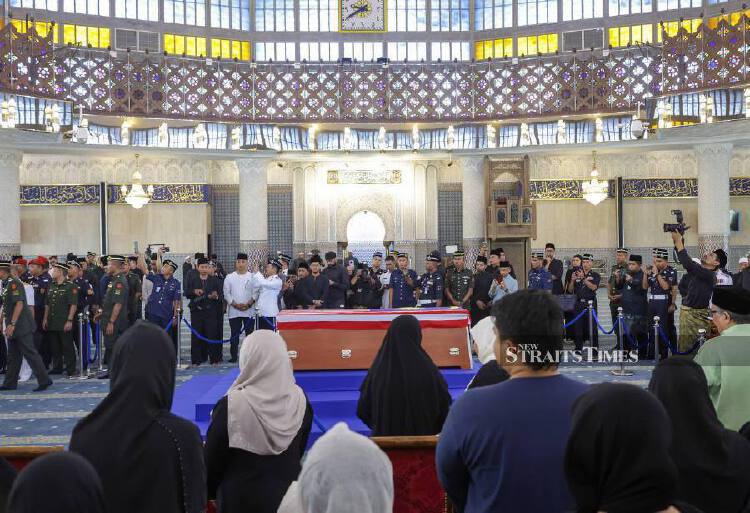 Sombre farewell as nation honours Tun Abdullah at Masjid Negara | Nestia