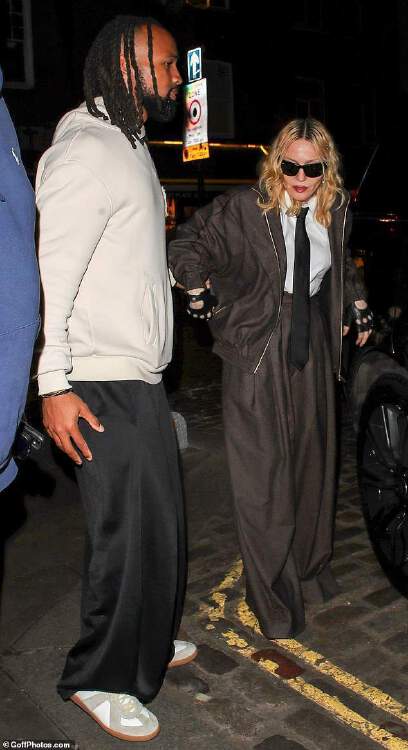 原创 66岁天后麦当娜和28岁小鲜肉男友约会！被男友搂着腰太甜，真年轻 | Nestia