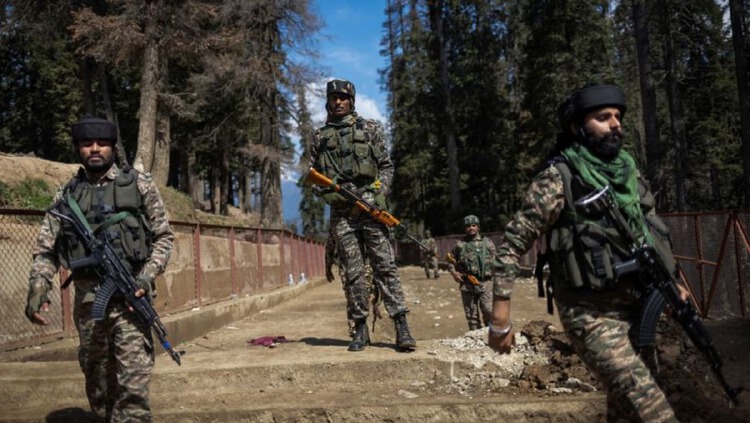 Indian army chief in Kashmir as rising tensions with Pakistan spook ...