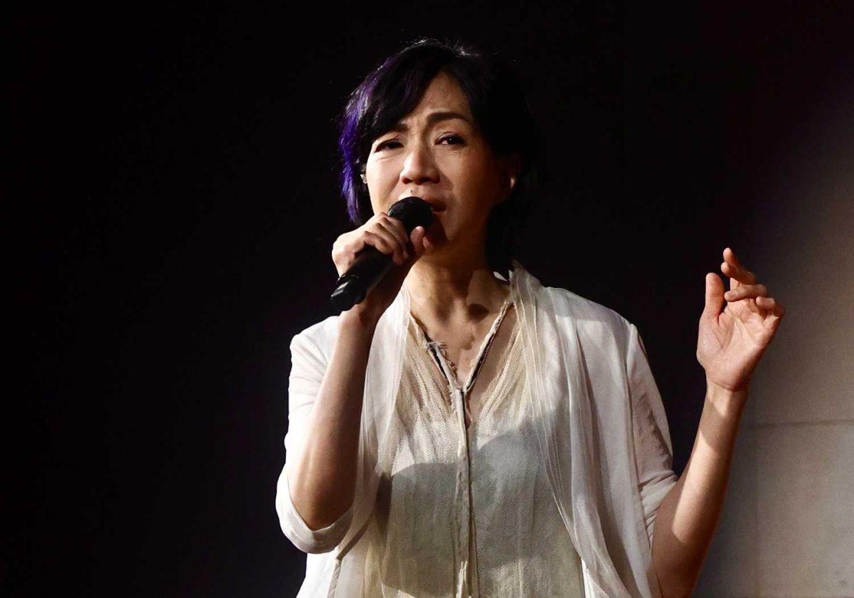 Taiwanese singers Wan Fang and Johnny Yin perform at Tzu Chi's Da Ai ...