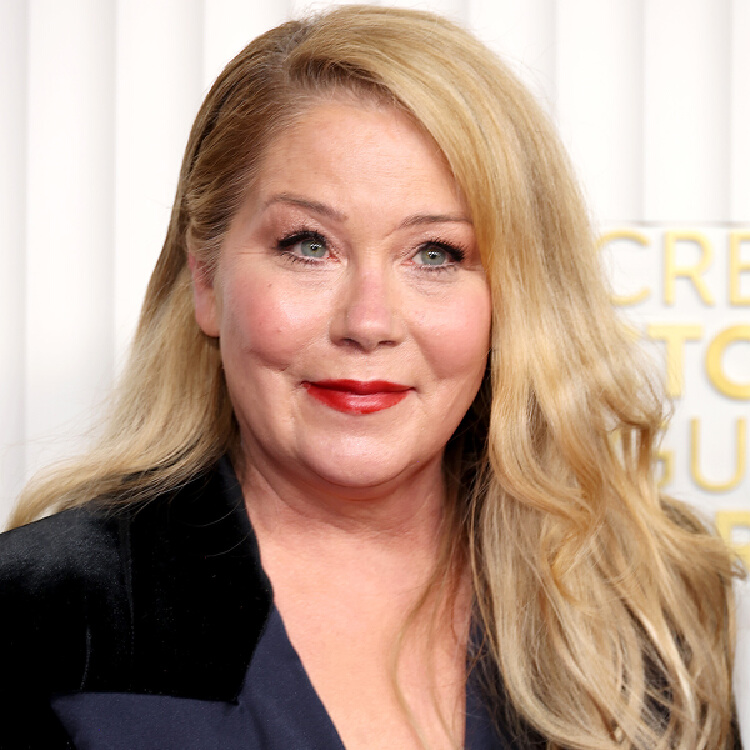 Tearful Christina Applegate Mourns Death of Dad Robert Applegate | Nestia