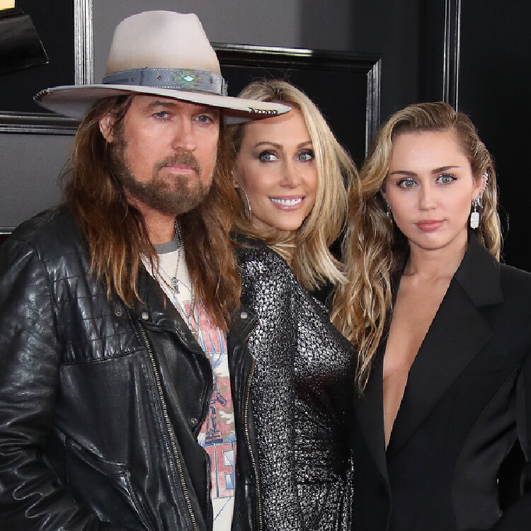 Miley Cyrus Breaks Silence on Rumors of Family Feud With Billy Ray Cyrus and Tish Cyrus | Nestia