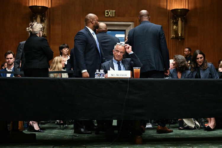 RFK Jr visibly startled by protesters amid angry confrontations over ...