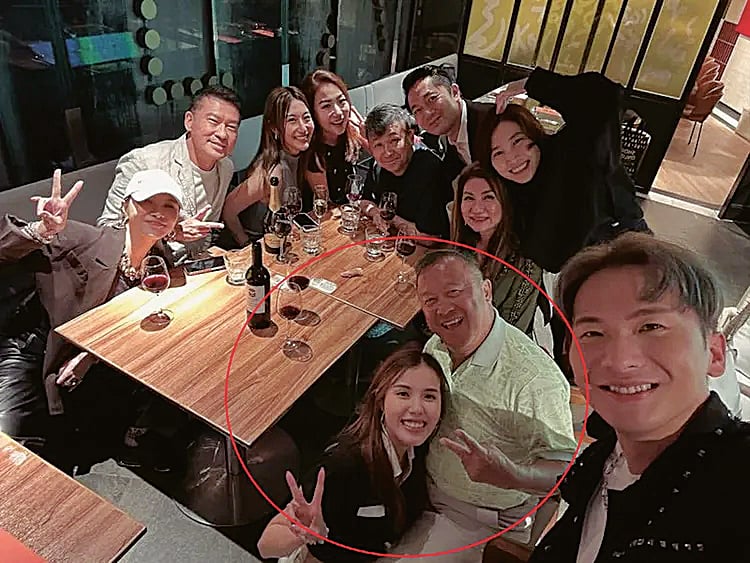 跪在曾志伟大腿中间紧贴合照 25岁女星身分被起底 | Nestia