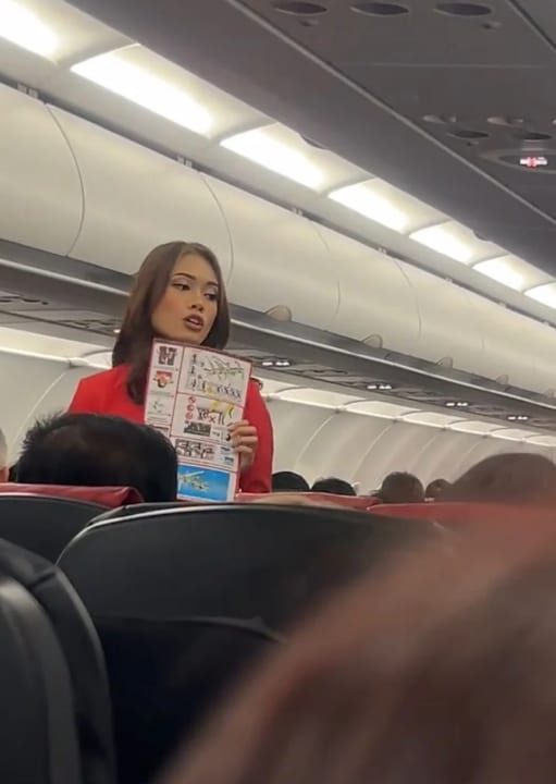 AirAsia Stewardess Goes Viral For Looking Like Joey Yung | Nestia
